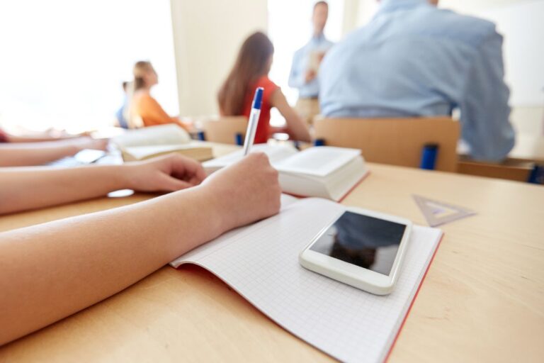 Cell phones in the Classroom: A Teacher's Perspective (2025) - The ...