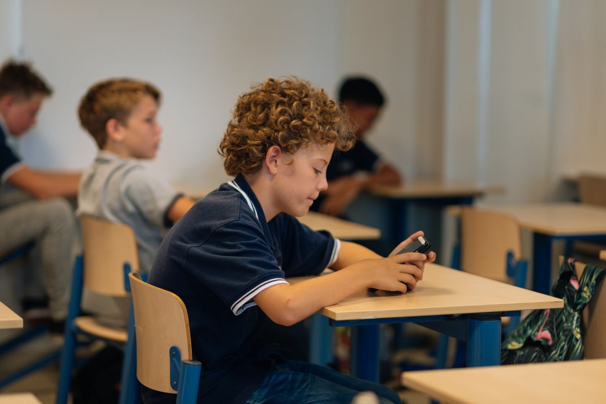 Cell phones in the Classroom: A Teacher's Perspective (2025) - The ...